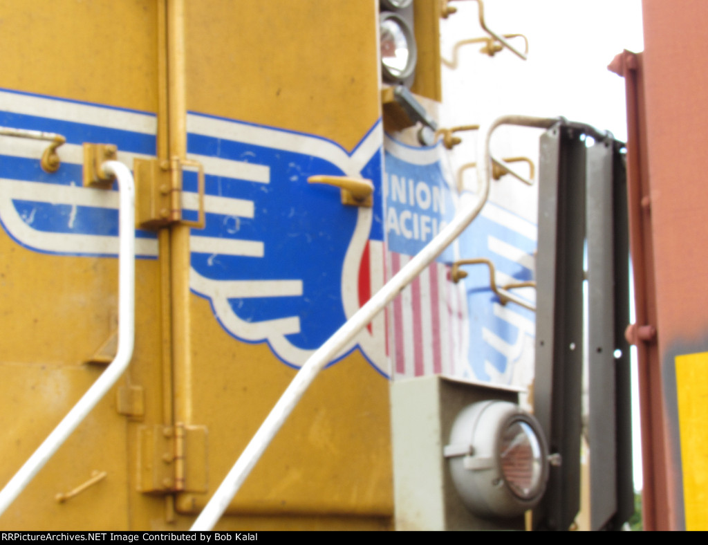 NS 7655 & UP 7944 waiting